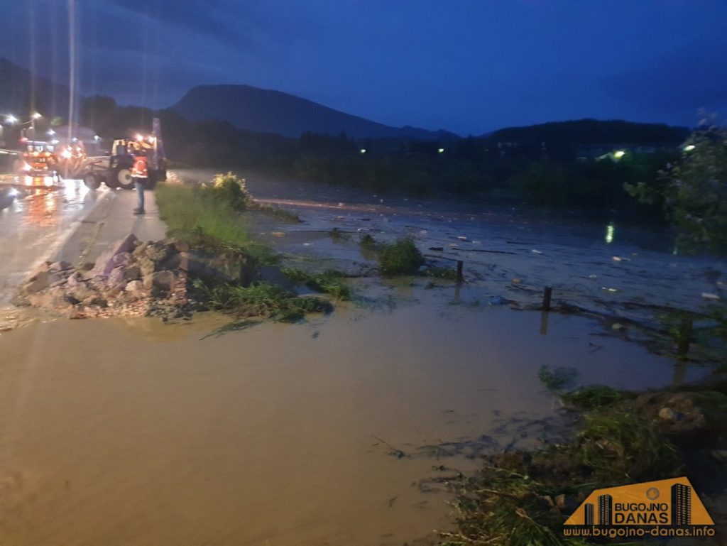 Slika dana dolazi iz Bugojna! I ovo je BiH, magistralna cesta blokirana ...